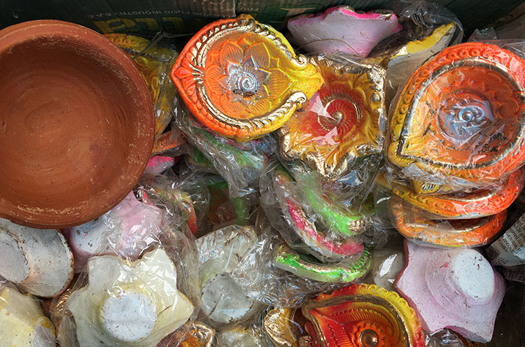 झिलिमिली बत्तीलाई टक्कर दिने बजारमा यस्ता छन् माटोका दियो (फोटोफिचर)