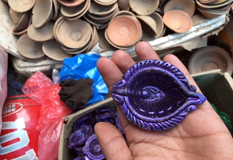 झिलिमिली बत्तीलाई टक्कर दिने बजारमा यस्ता छन् माटोका दियो (फोटोफिचर)