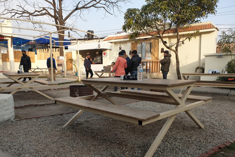 काठमाडौंमा खुल्यो महिलालाई ‘टकिला र ककटेल’ सट फ्रिमा दिने रेष्टुरेन्ट